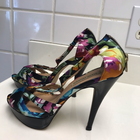 Steve Madden | Shoes | Steve Madden Haylow Floral Satin Tstrap Sandals ...